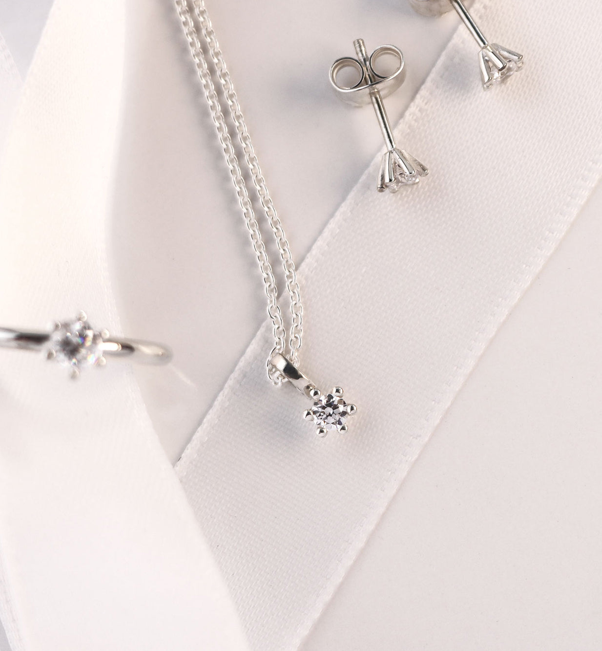 Upptäck JULIE Diamanthalsband | Halsband i silver med 0,10 ct diamant ...