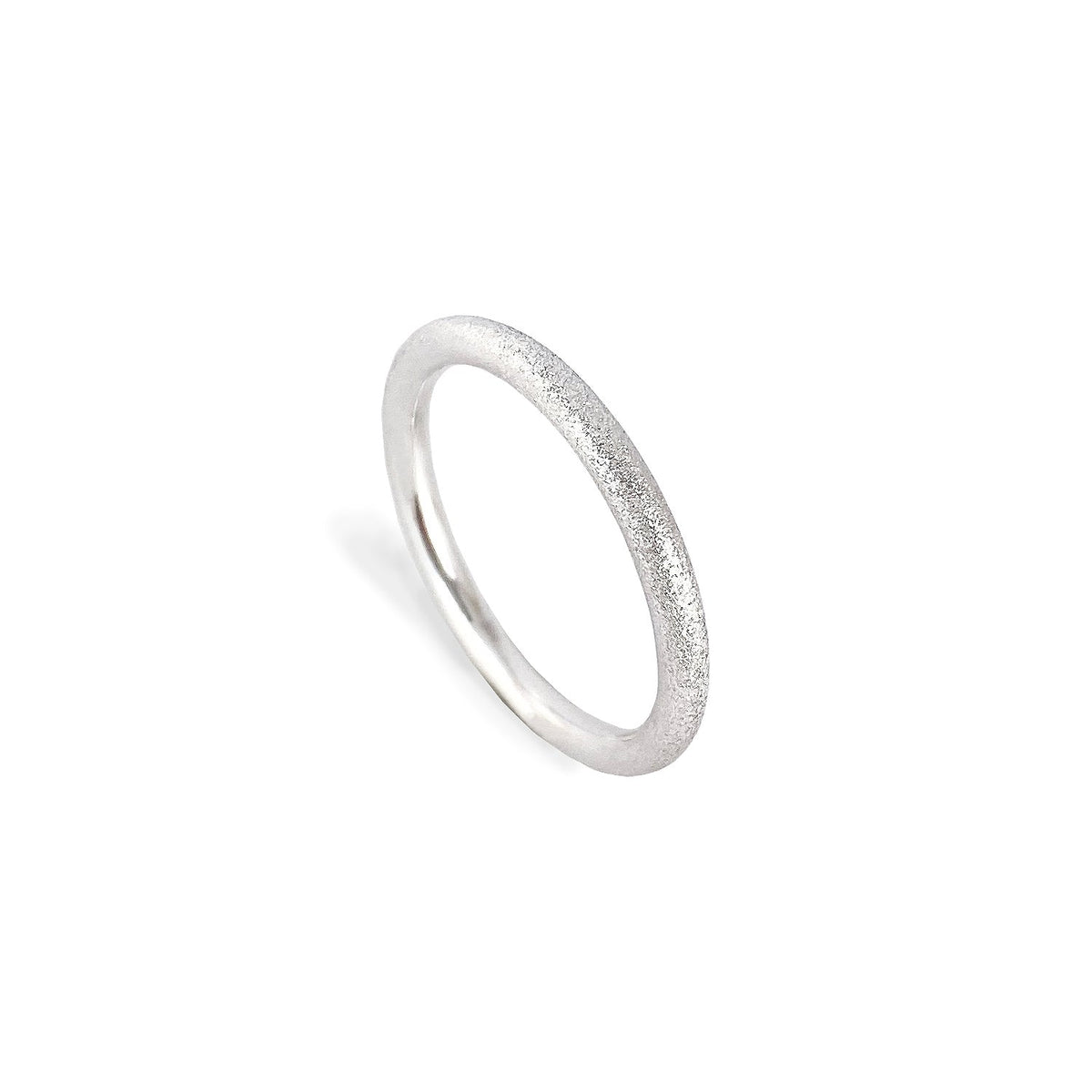 Smal silverring till din förlovning | Frostad silverring | Köp online ...