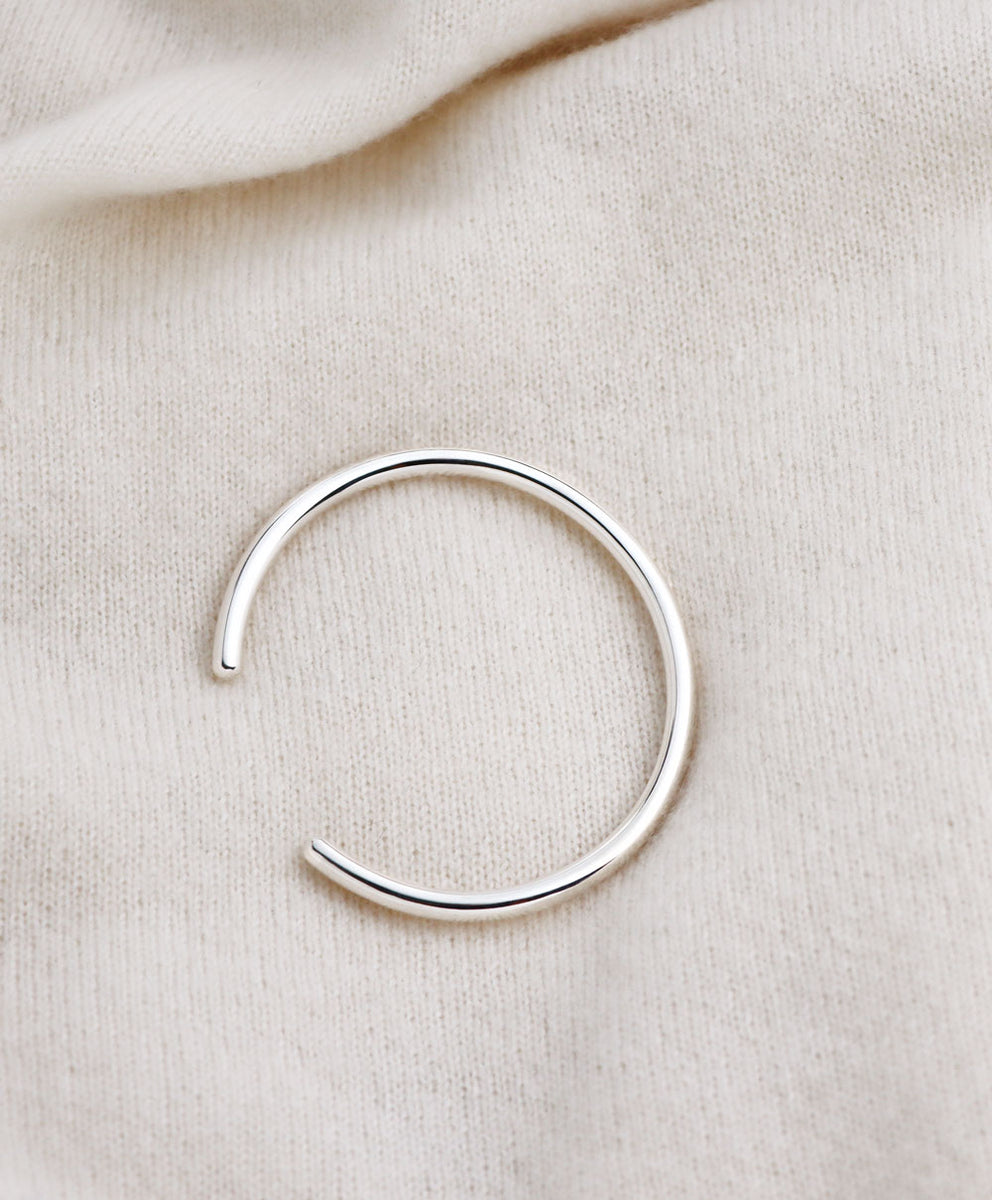 Stelt silverarmband till dam | Plain Round Cuff armband – Mila Silver